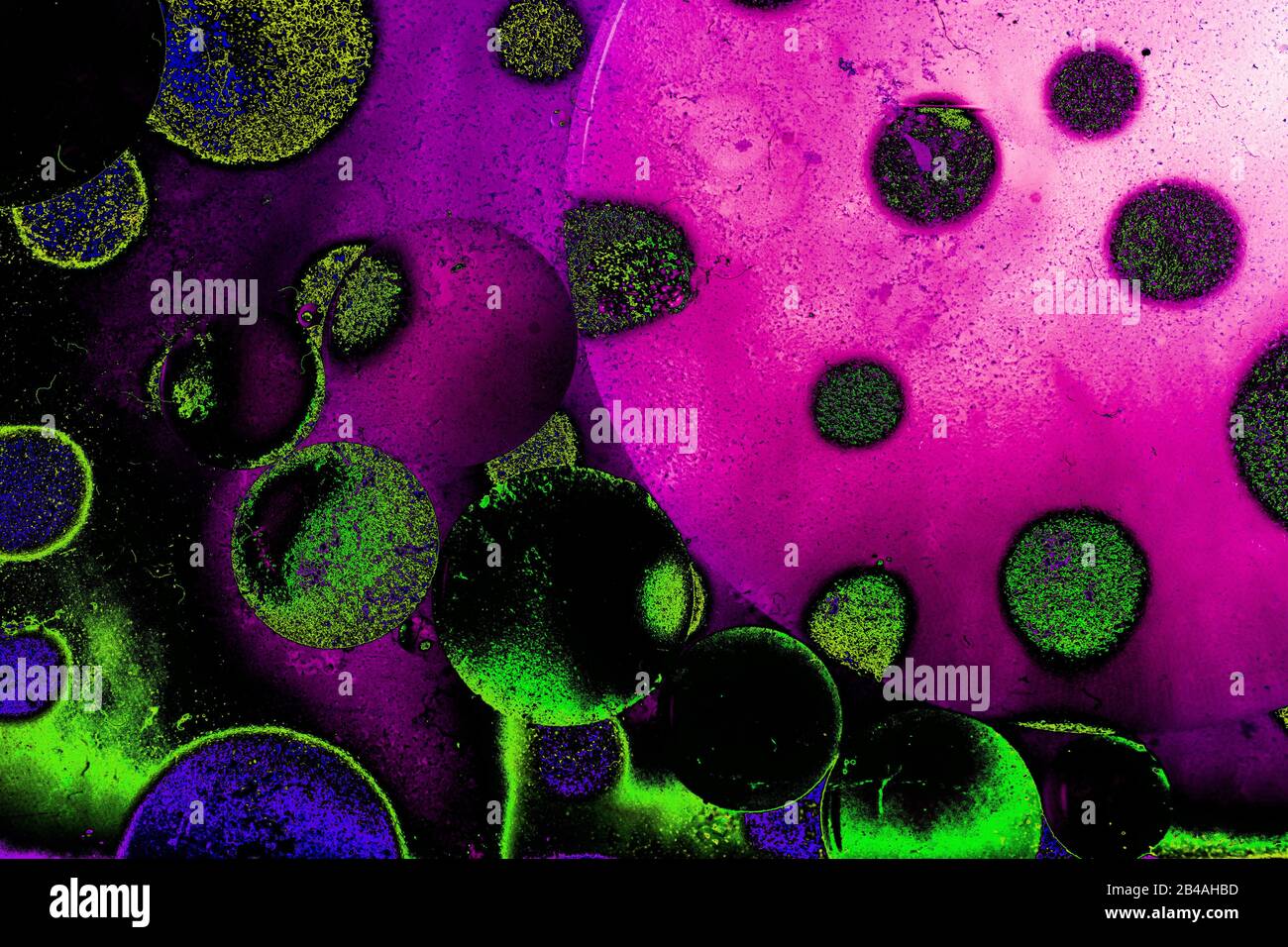 Des bulles d'huile à l'intérieur de la base de l'eau forment des ...