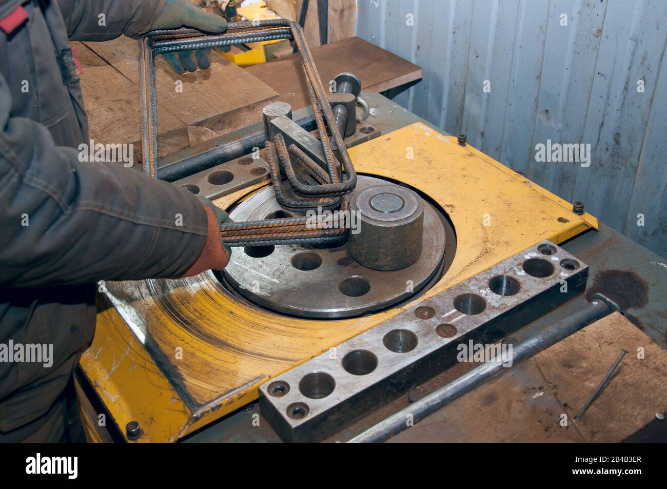 Équipement pour plier des tiges en acier sur un chantier. Équipement de ...