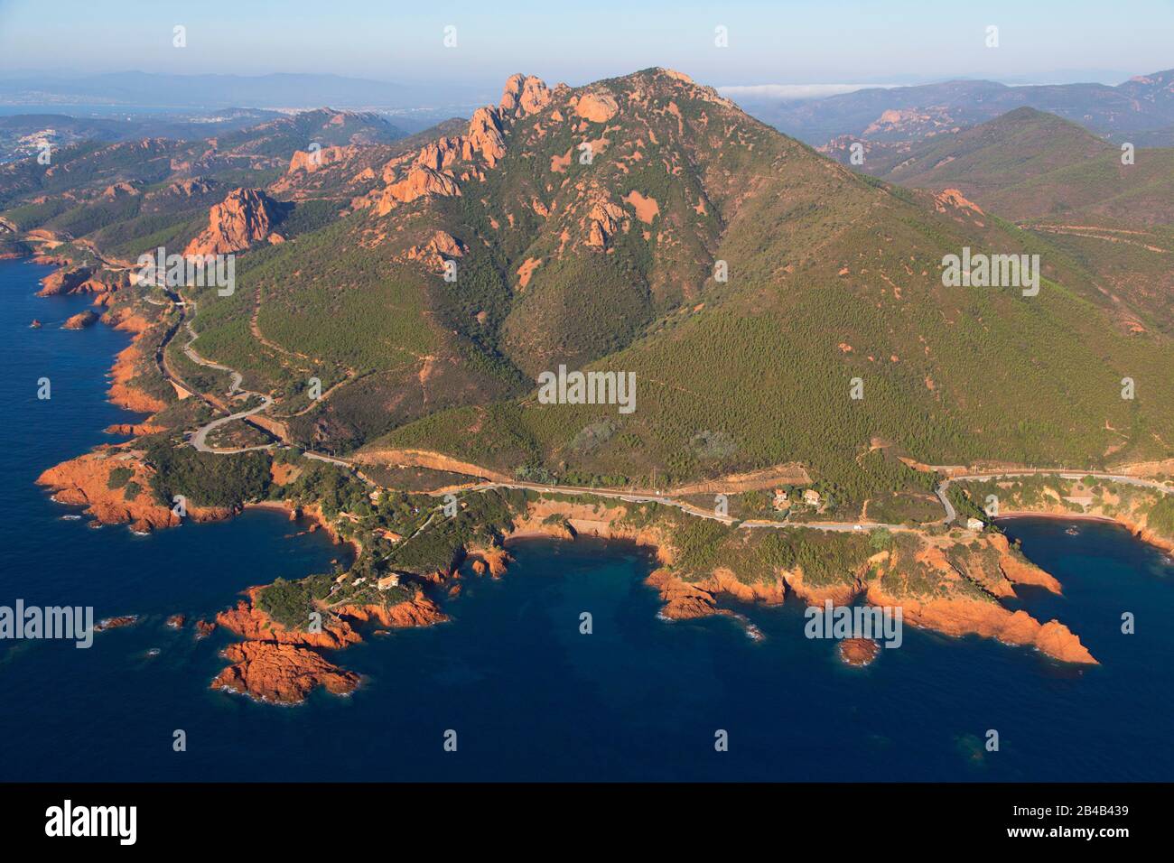 France, Var, côte de la ville de Saint Raphaël, massif de l'Esterel, le ...