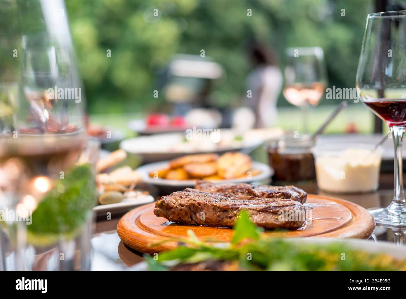Barbecue couvert Banque de photographies et d’images à haute résolution ...