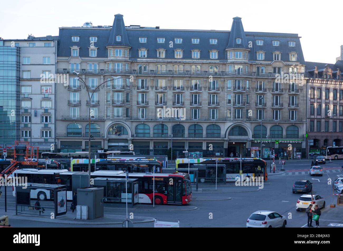 Place de la gare Banque de photographies et d’images à haute résolution ...