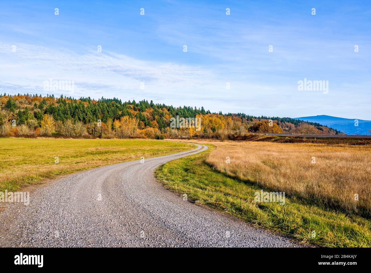 Paysage avec une magnifique route sinueuse de terre parsemée de gravier ...