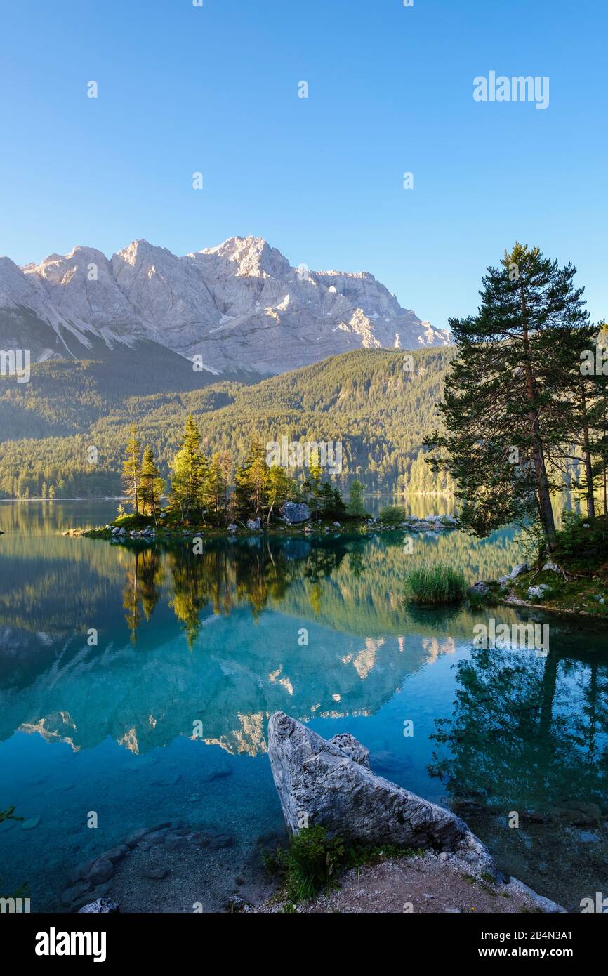 Eibsee avec braxeninsel et zugspitze au lever du soleil Banque de photographies et d’images à ...