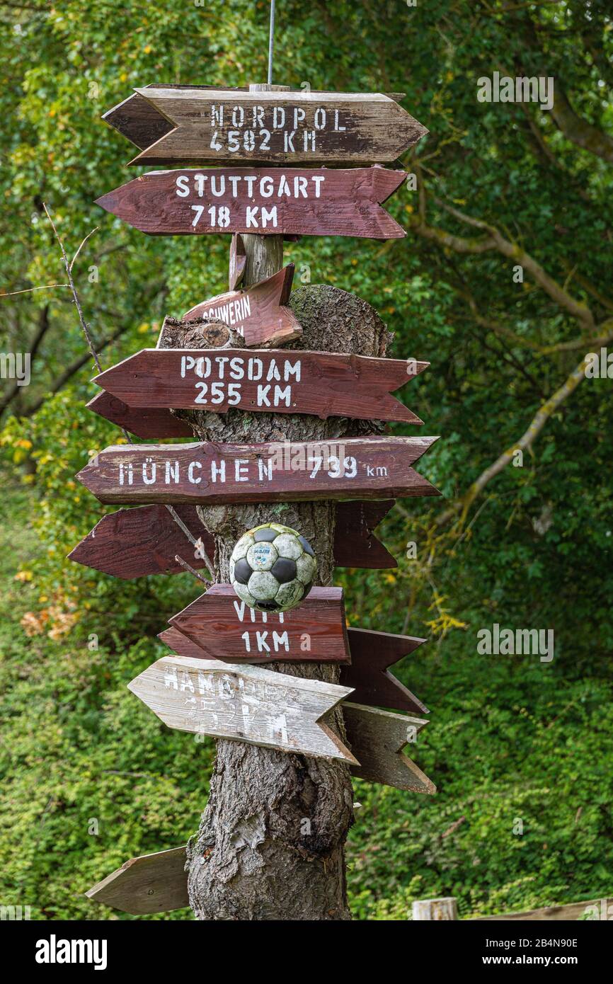 Panneaux directionnels avec distances Banque de photographies et d ...