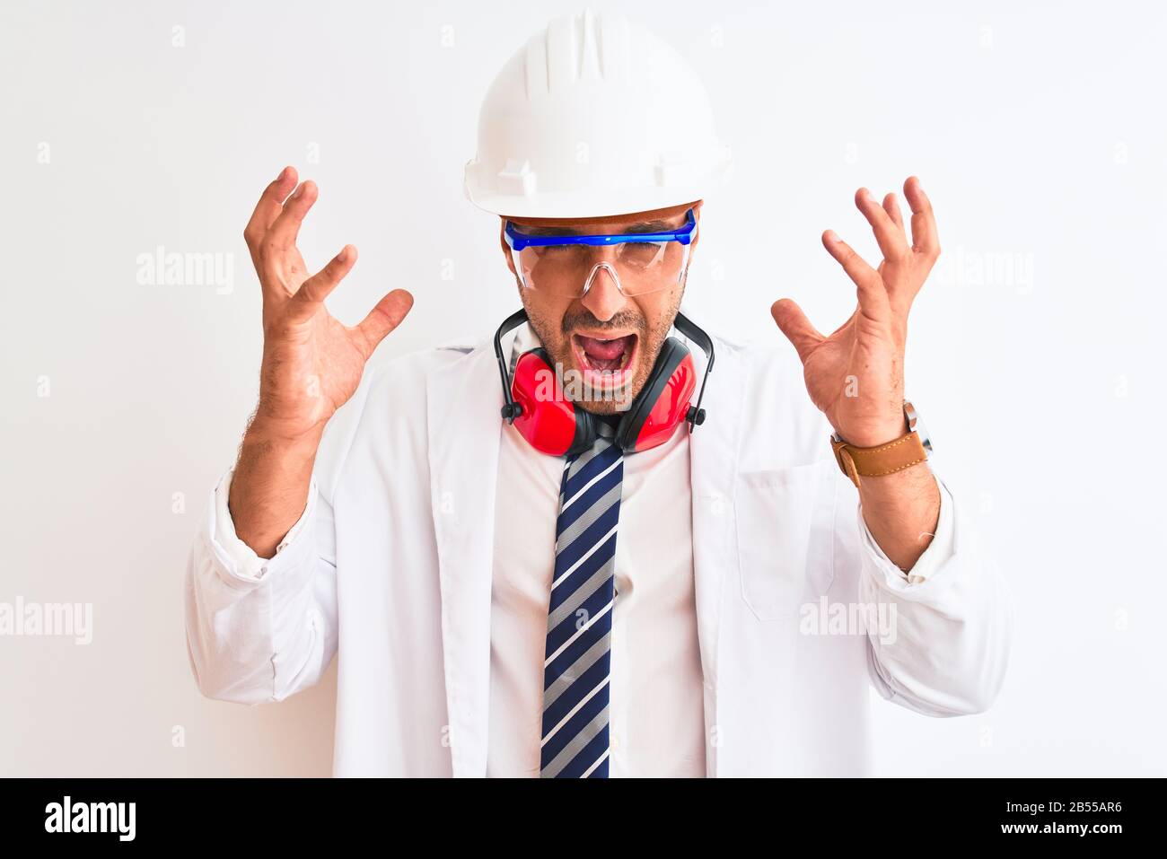 Le jeune chimiste qui porte un casque de sécurité et un casque sur fond ...