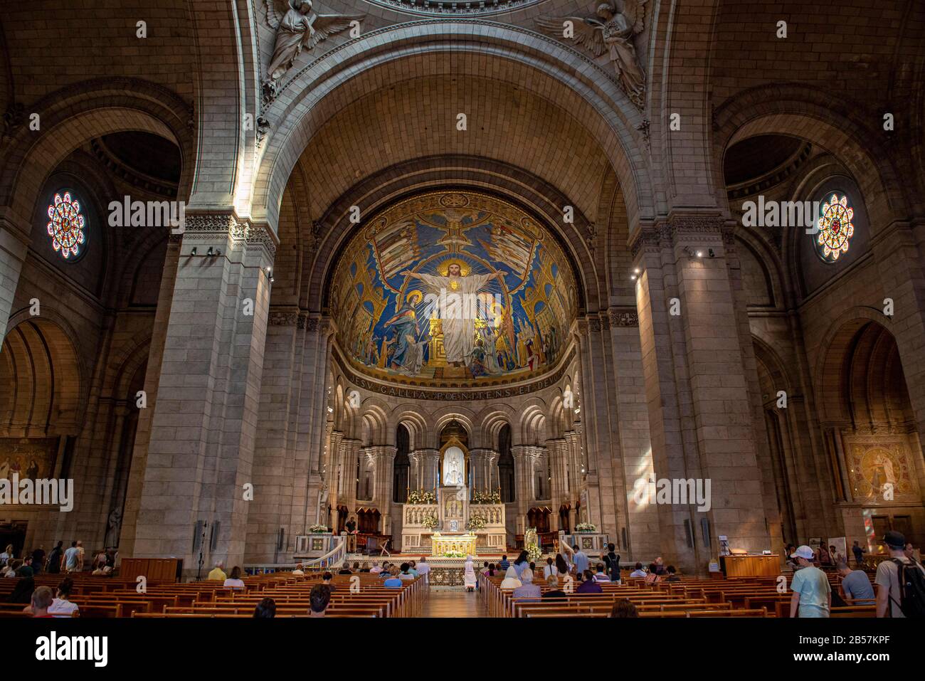 Vue intérieure avec autel principal et mosaïque dans l'abside ...