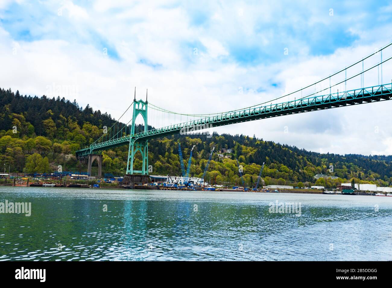 Pont suspendu en arc en acier Banque de photographies et d’images à ...