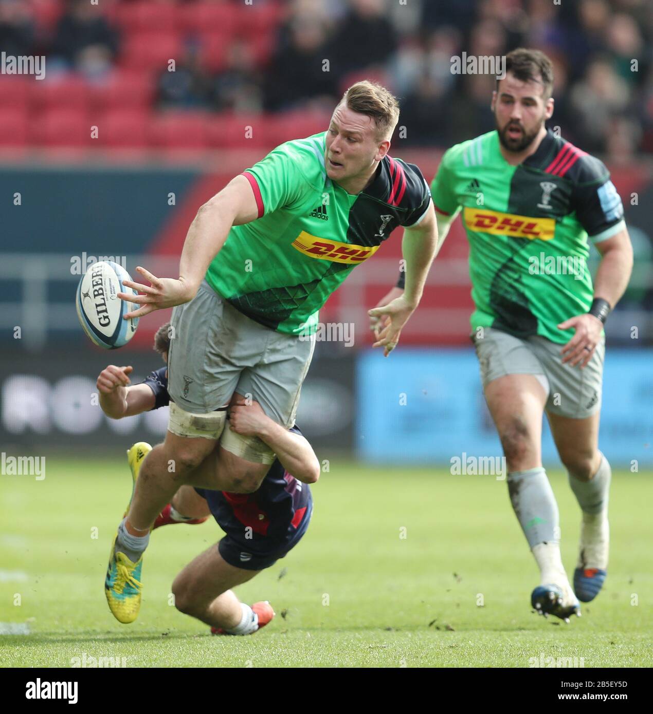 Harlequins Alex Dombrandt est attaqué par Harry Randall de Bristol lors ...