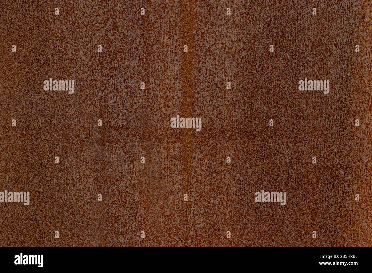 Façade détaillée en acier rouillé Corten avec différents motifs ...