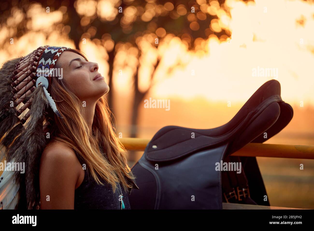 Indian woman wearing feather headdress Banque de photographies et d ...