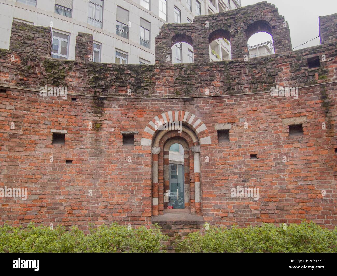 église romane en ruine Banque de photographies et d’images à haute ...