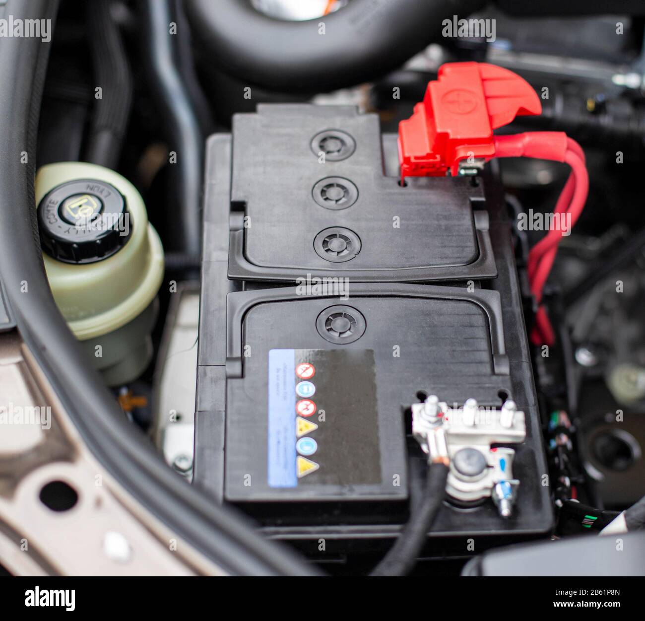 la batterie dans la voiture dans le compartiment moteur, arrière-plan ...
