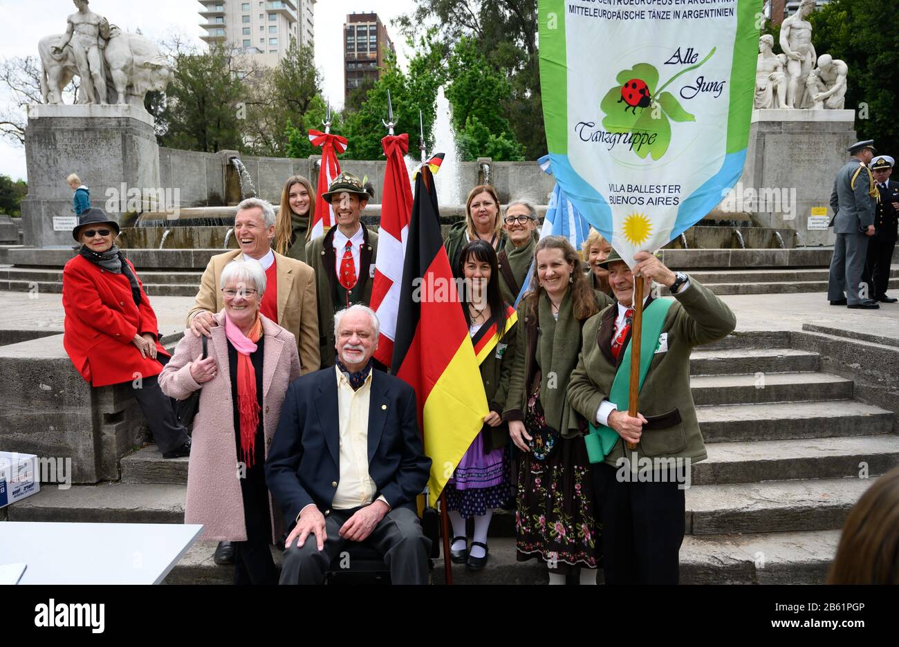 Les membres du groupe de danse "Alle Jung" posent lors d'un événement ...