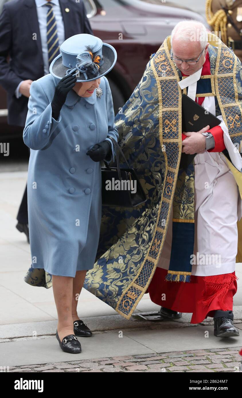 La reine Elizabeth II et le très révérend Dr David Hoyle arrivent au ...