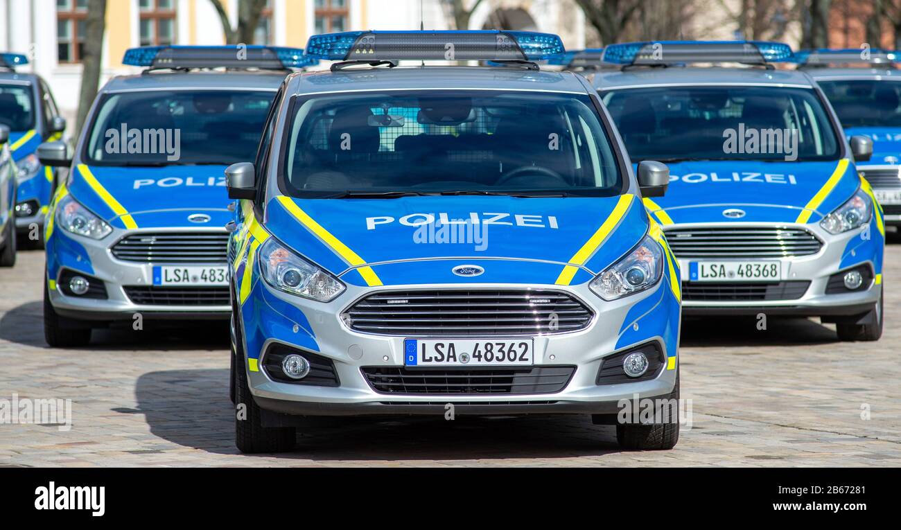09 mars 2020, Saxe-Anhalt, Magdeburg: Les véhicules de police se ...