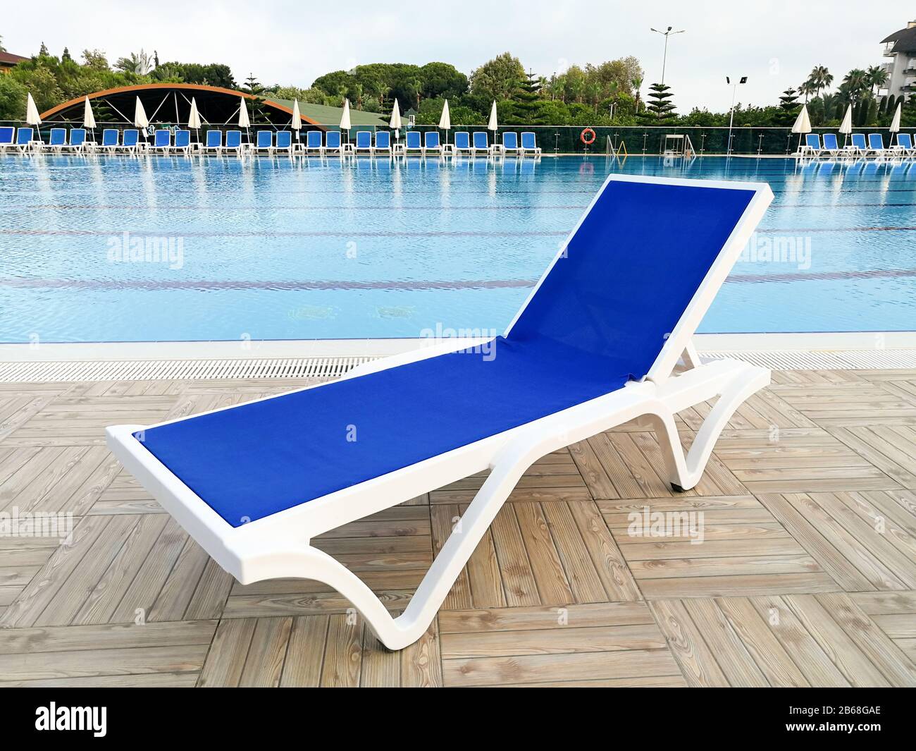 Chaise longue en plastique près de la piscine, concept de vacances ...