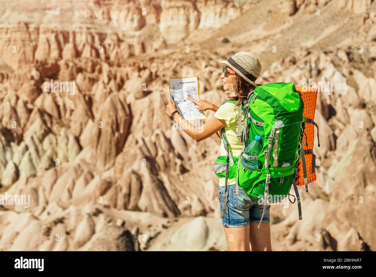 Un jeune routard touristique actif voyage parmi les canyons en grès de ...