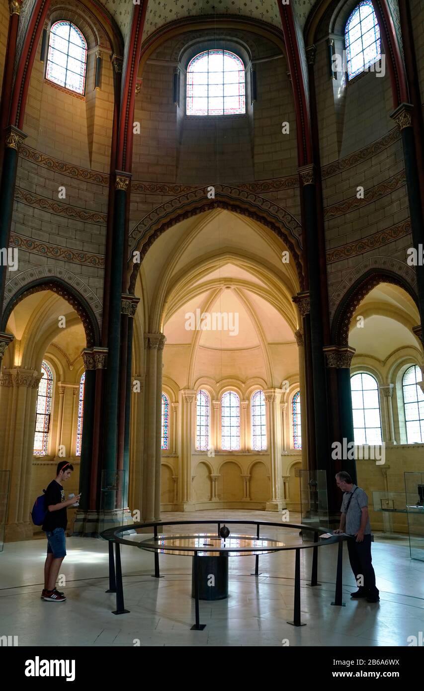 Visiteurs observant le mouvement du pendule Foucault au musée Des Arts ...