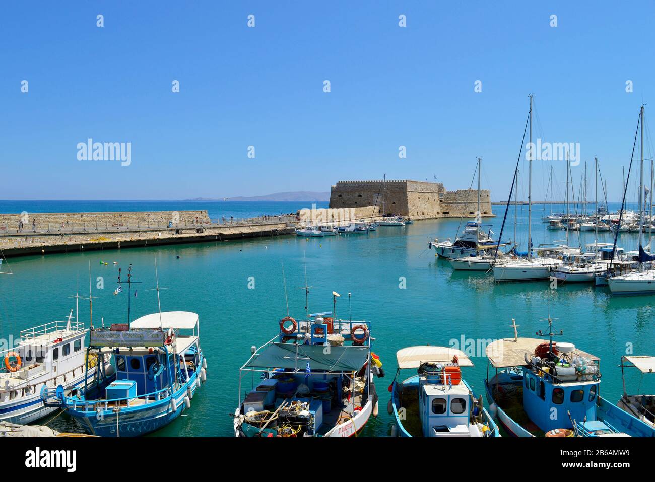 Crete heraklion harbour yachts dans le port Banque de photographies et ...