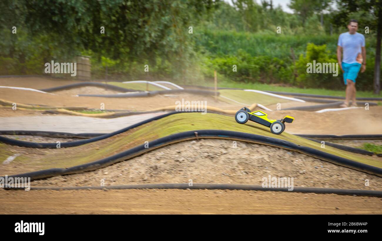Course de buggy à RC électrique jaune sur une piste extérieure en ...