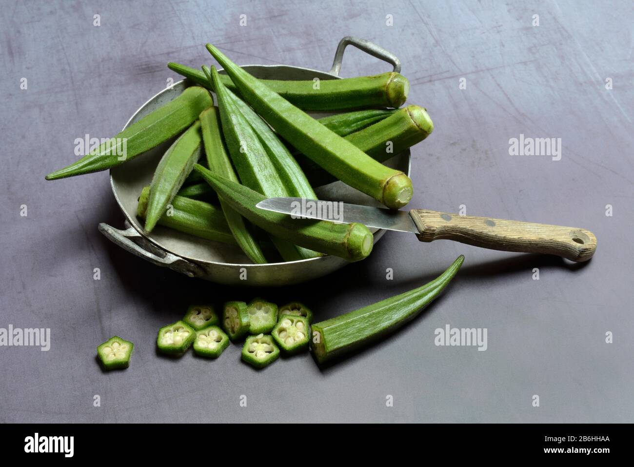Okras dans bol et couteau de cuisine Banque de photographies et d ...