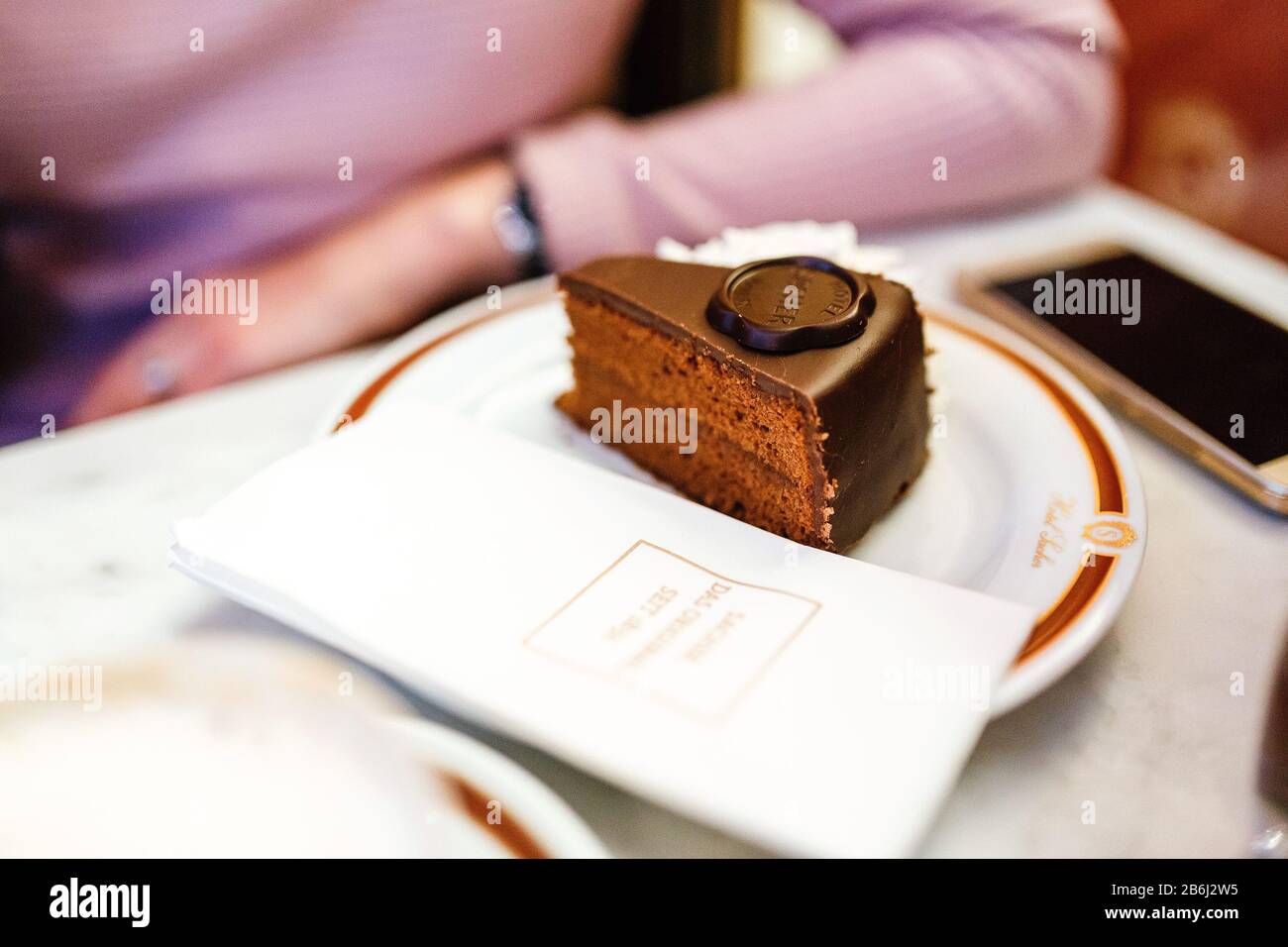 Viennese sacher torte Banque de photographies et d’images à haute ...