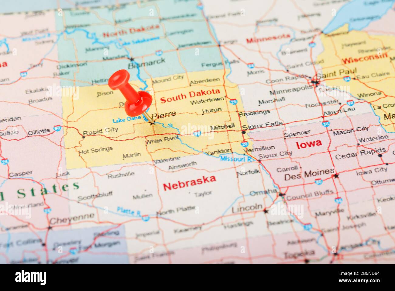 Aiguille de bureau rouge sur une carte des États-Unis, du Dakota du Sud ...