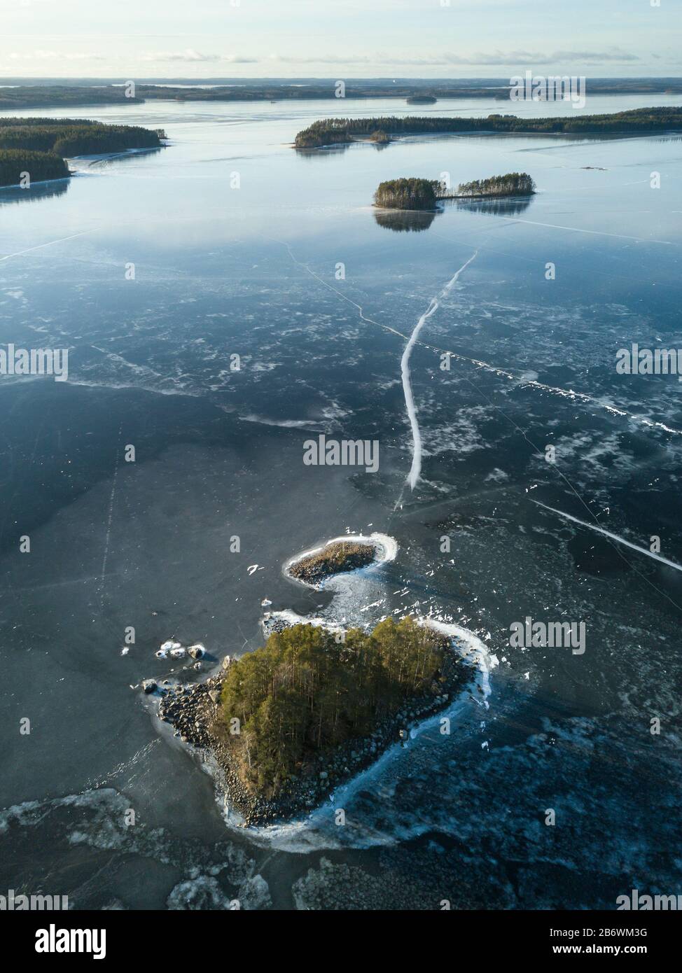 Paysage aérien de lac gelé avec glace lisse fissurée et îles Photo ...