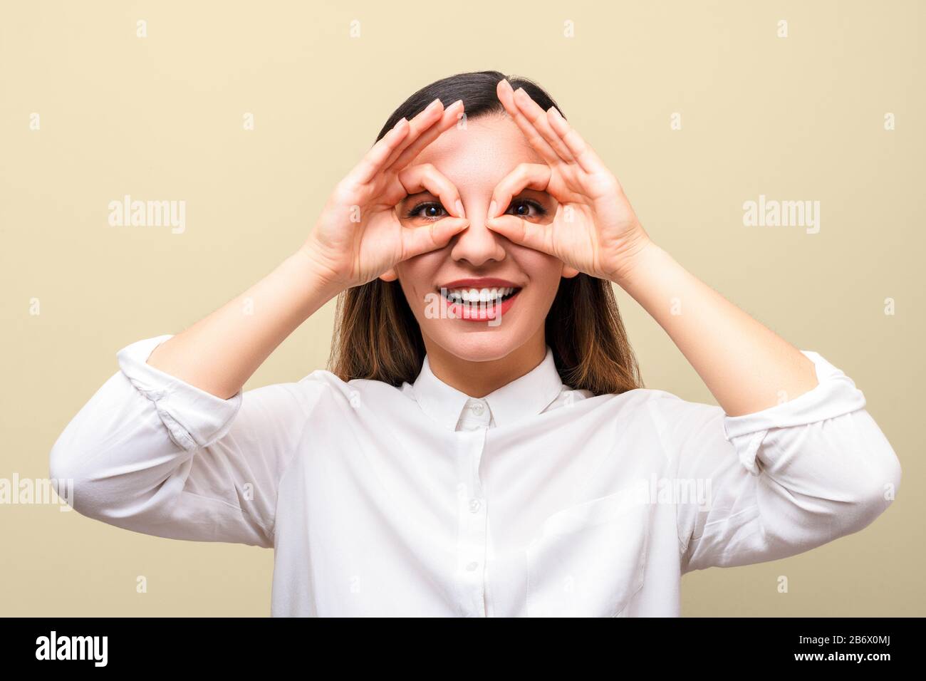 Aides à La Vision Jeune Femme Tenant Ses Mains Sur Ses Yeux Imitant