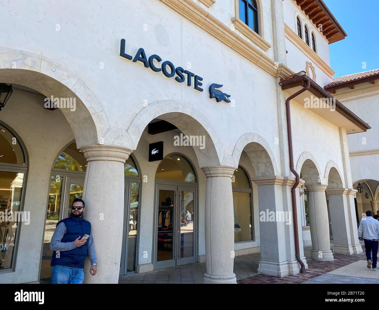 Orlando FL USA 2 29 20 Un magasin de detail de vetements Lacoste dans un centre commercial exterieur Photo Stock Alamy