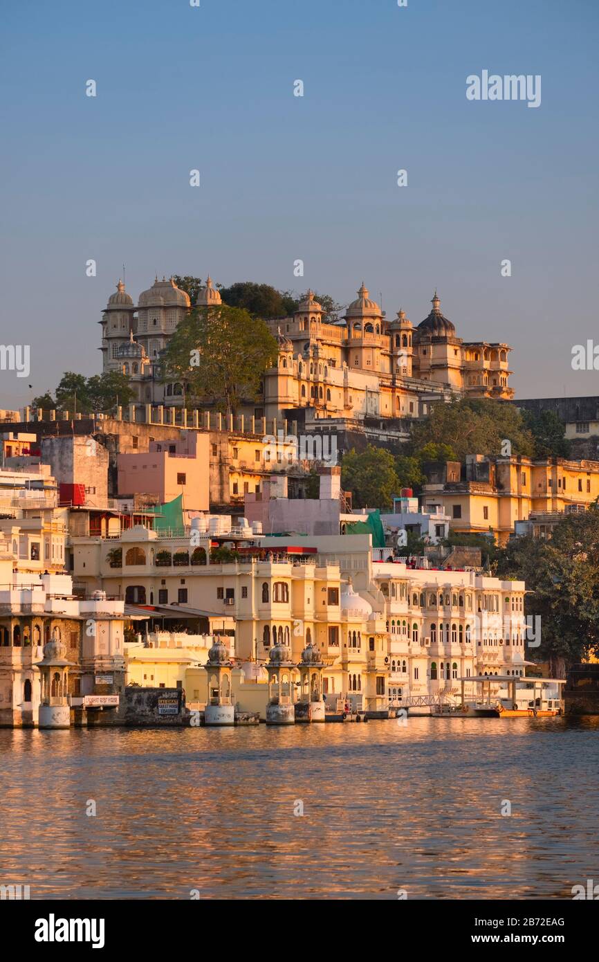 City palace udaipur Banque de photographies et d’images à haute ...