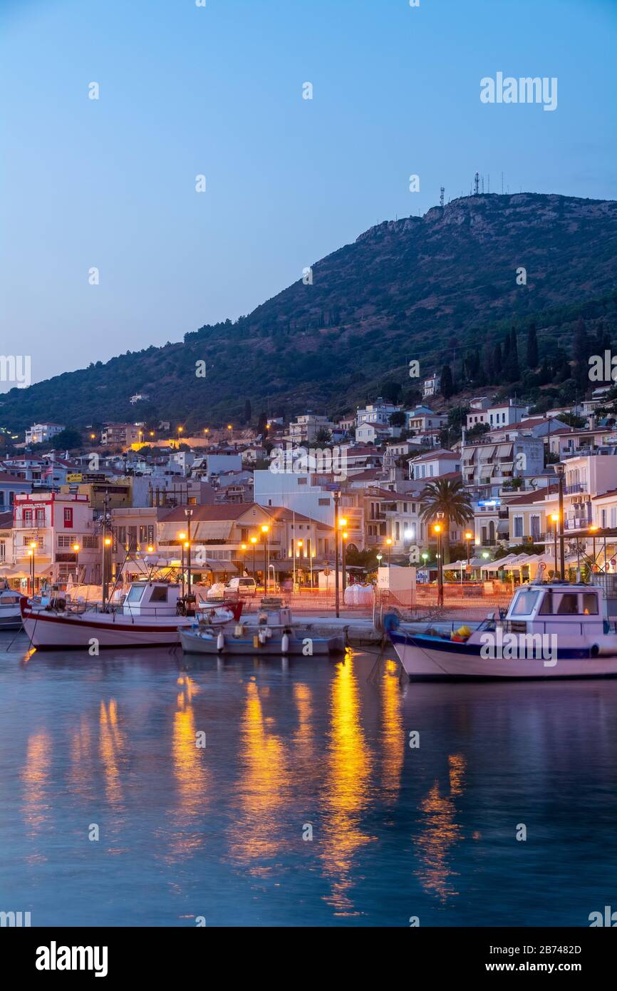 Front de mer de la ville de samos Banque de photographies et d’images à ...