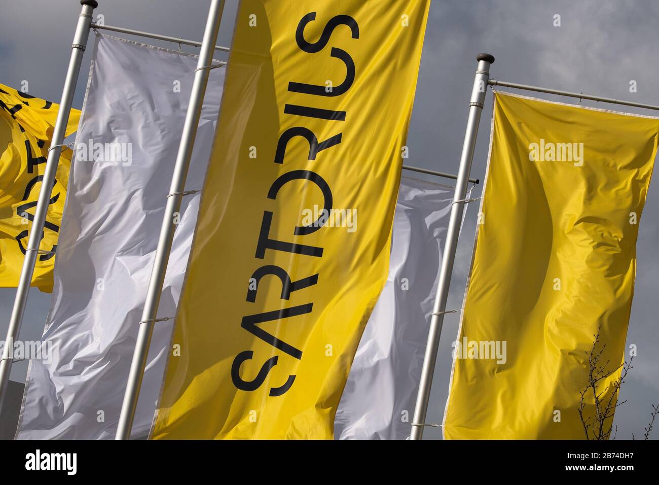 Les drapeaux avec le nouveau logo de la société Sartorius AG soufflent ...