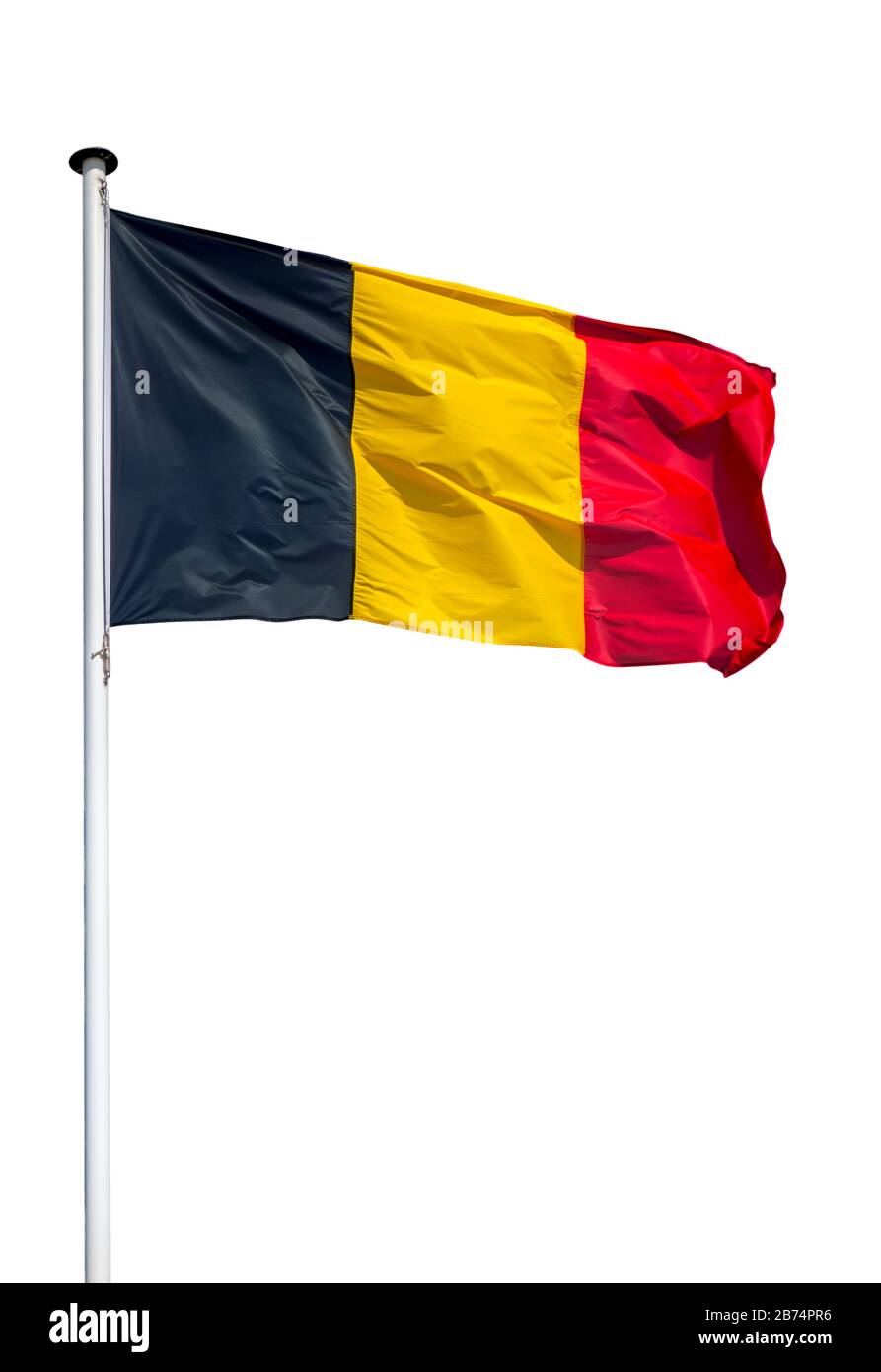 Drapeau national belge sur le flagpole volant dans le vent contre fond ...