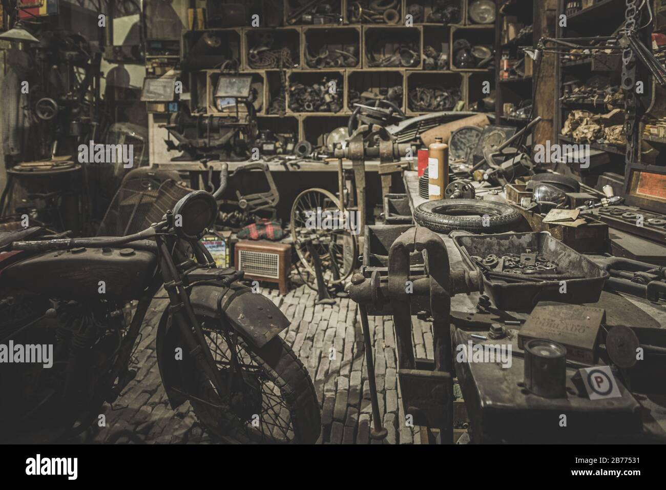 Moteur d'une voiture en reparation Banque de photographies et d’images ...