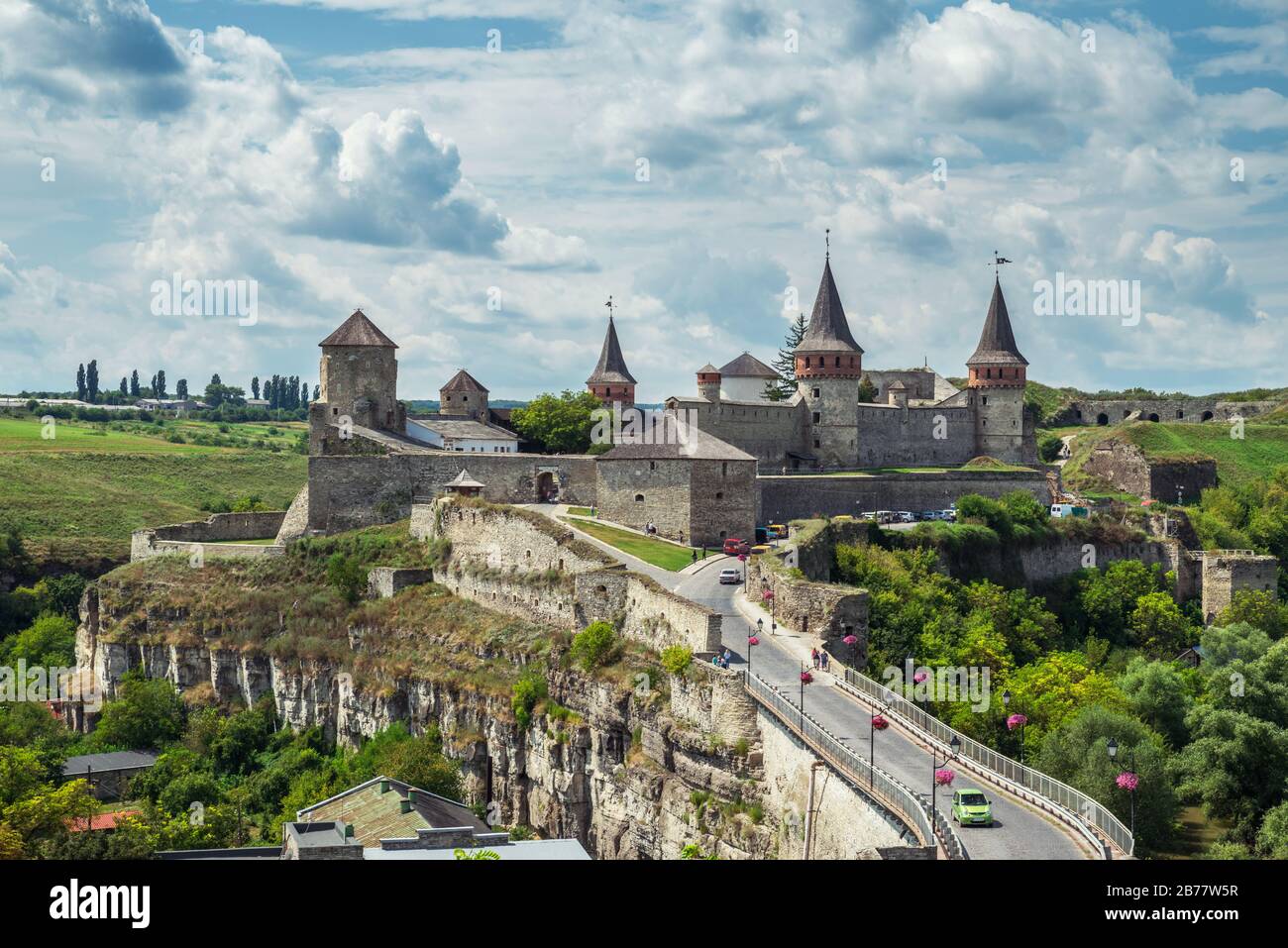 Vue magnifique sur le château de Kamianets-Podilskyi. Le monument ...