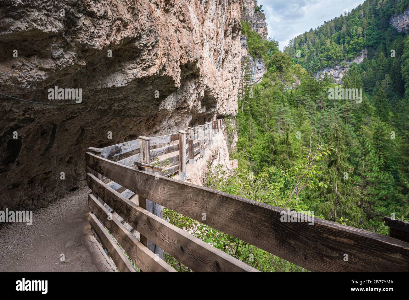 Route panoramique vers le Sanctuaire de San Romedio trentino, Trentin ...