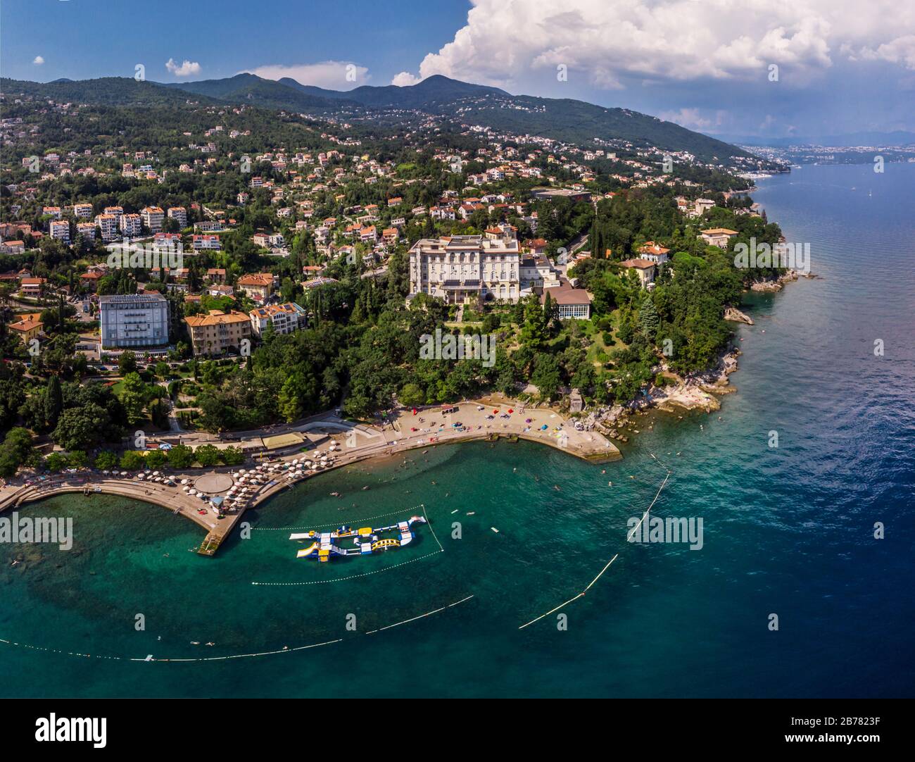 Belle vue panoramique sur le village de Lovran et sa côte de mer en ...