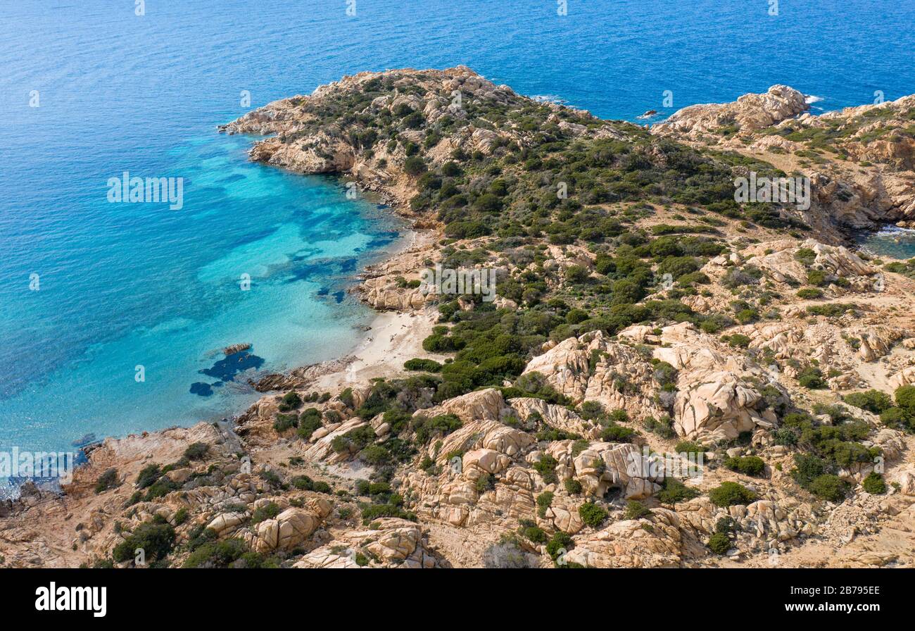 VUE AÉRIENNE SUR LA PLAGE DE CALA NAPOLETANA À CAPRERA, EN SARDAIGNE ...