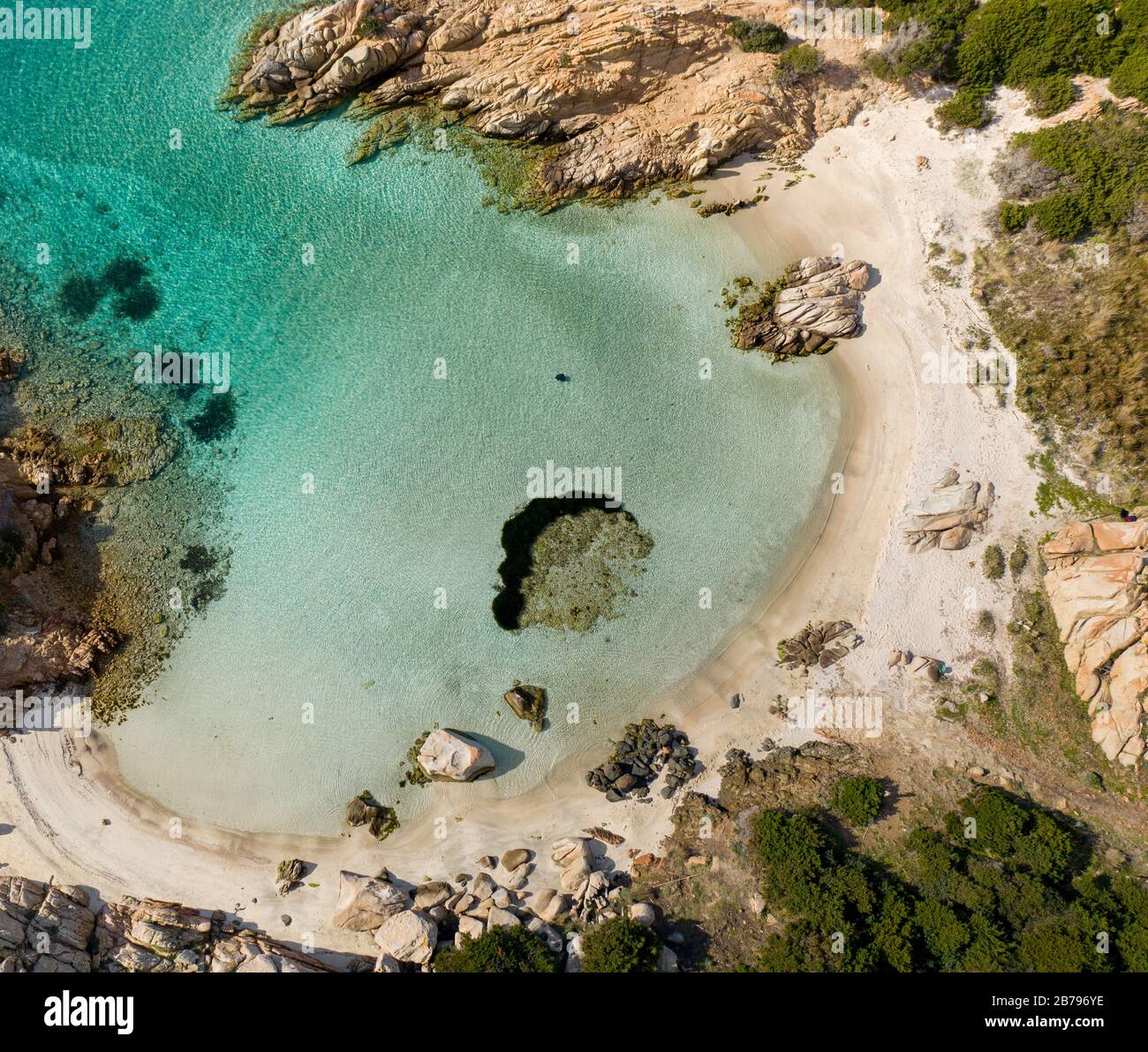 VUE AÉRIENNE SUR LA PLAGE DE CALA NAPOLETANA À CAPRERA, EN SARDAIGNE ...