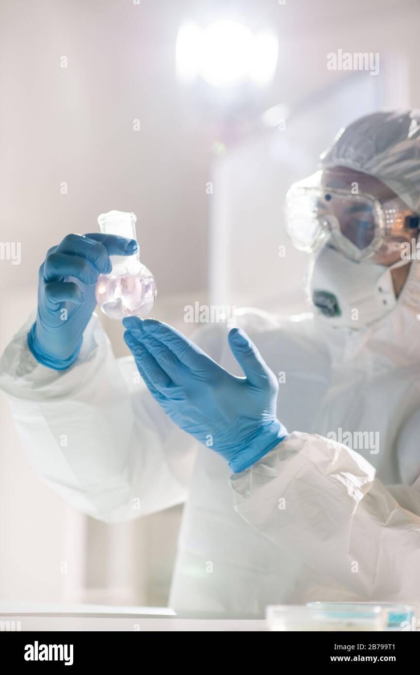 Travailleur de laboratoire ou chimiste en gants de protection, masque ...