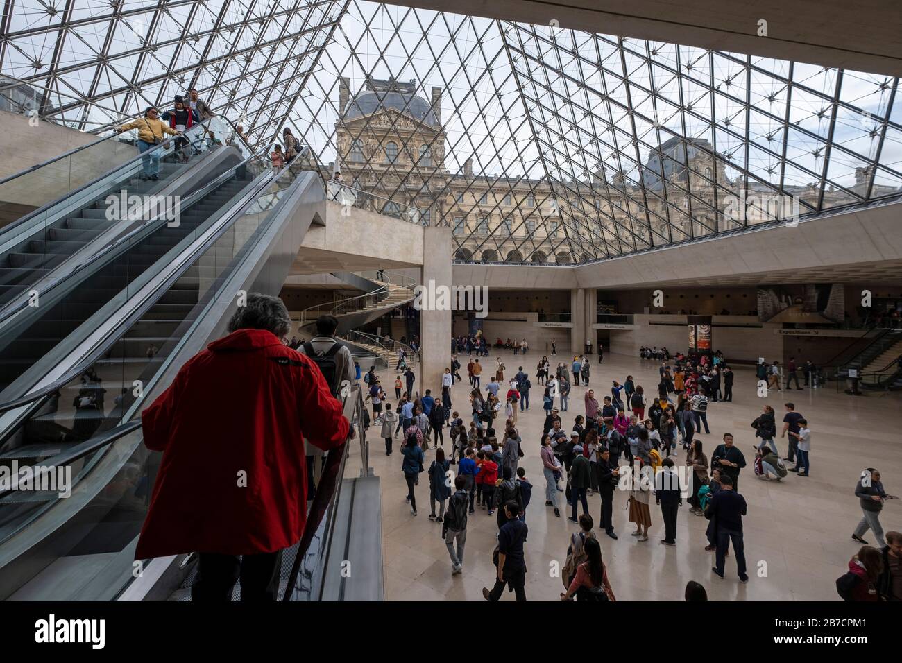 L'atrium d'entrée du Musée du Louvre, vu de l'intérieur de la pyramide ...