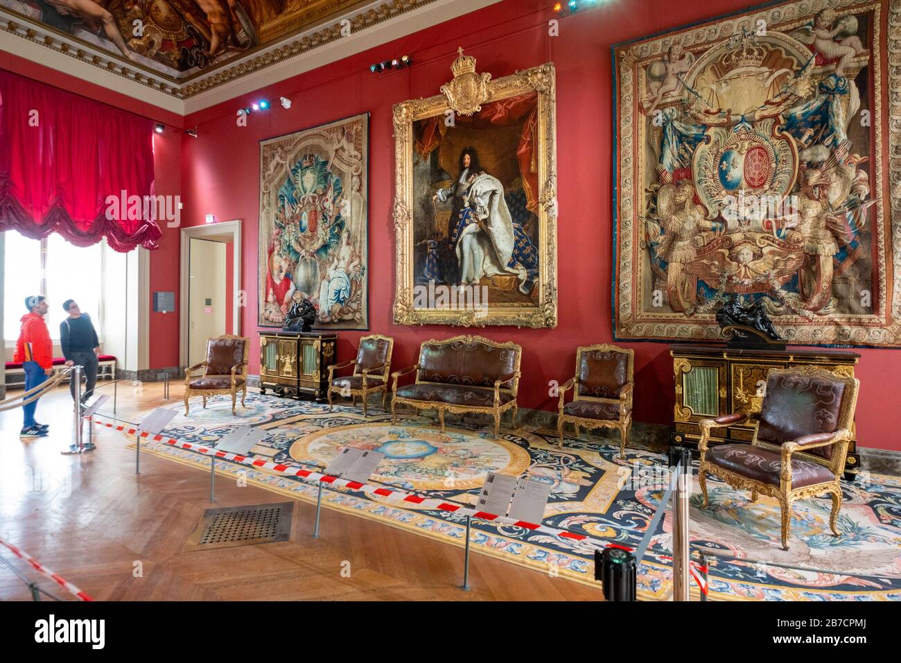 Portrait de Louis XIV dans les robes du Couronnement par le peintre ...