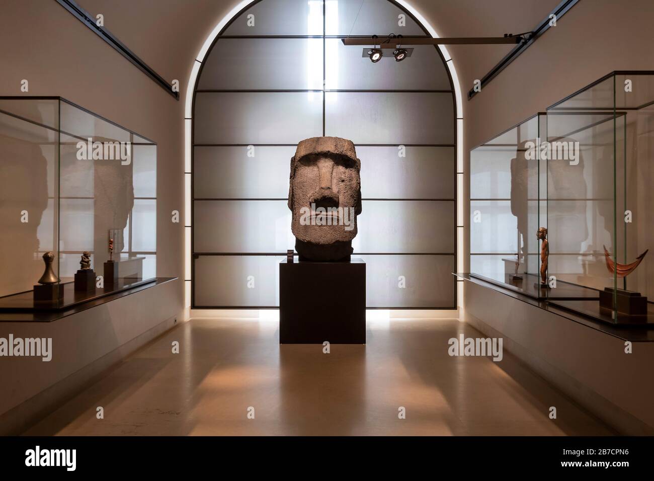Statue en pierre du Moai de l'île de Pâques exposée au Musée du Louvre ...