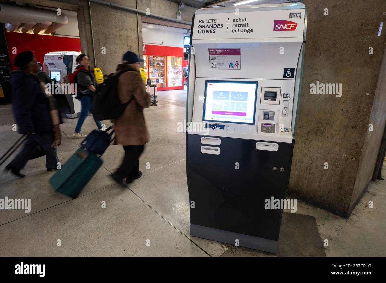 Train ticket machine montparnasse Banque de photographies et d’images à ...