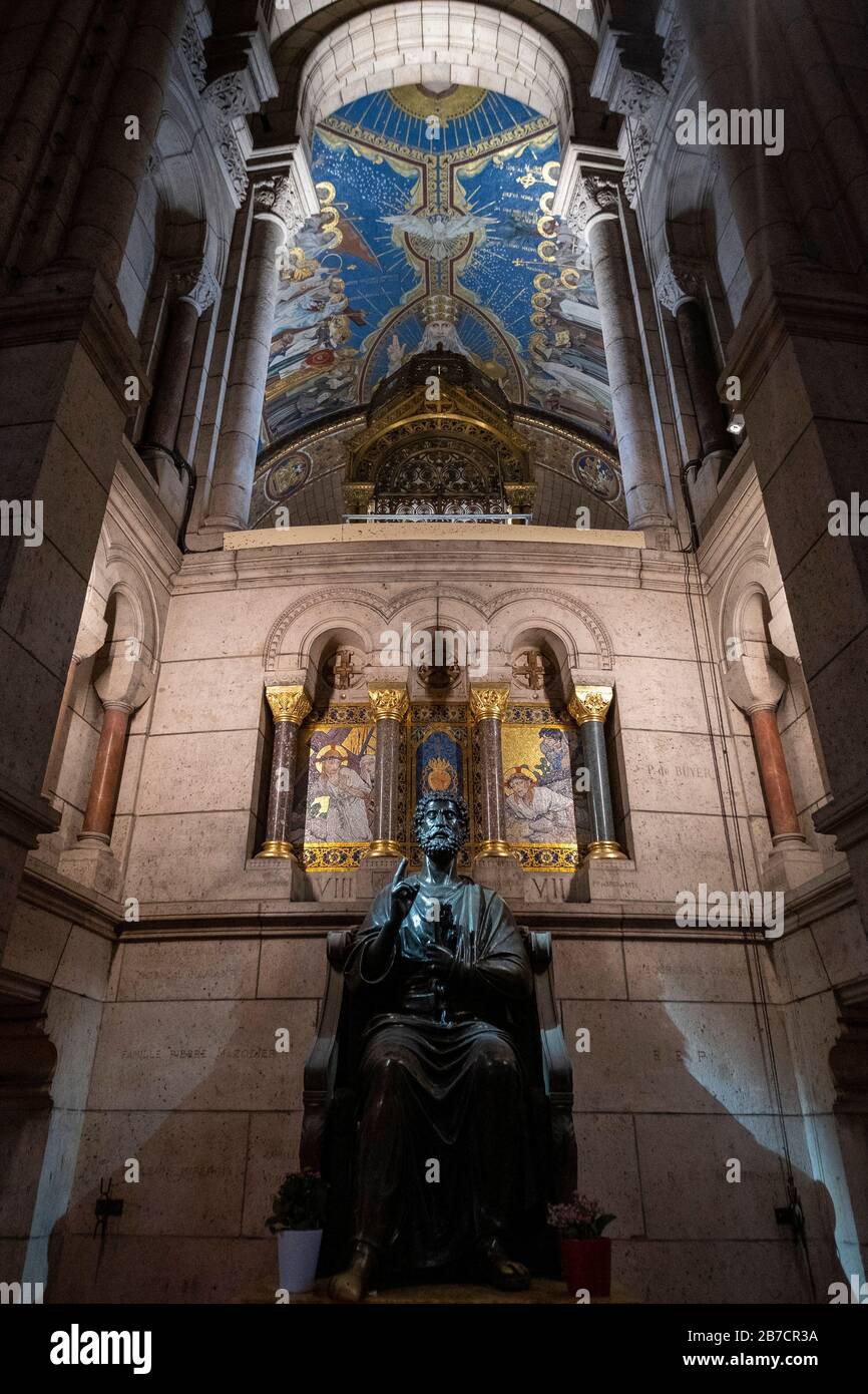 Statue de Saint-Pierre à l'intérieur de la basilique du Sacré-coeur ...