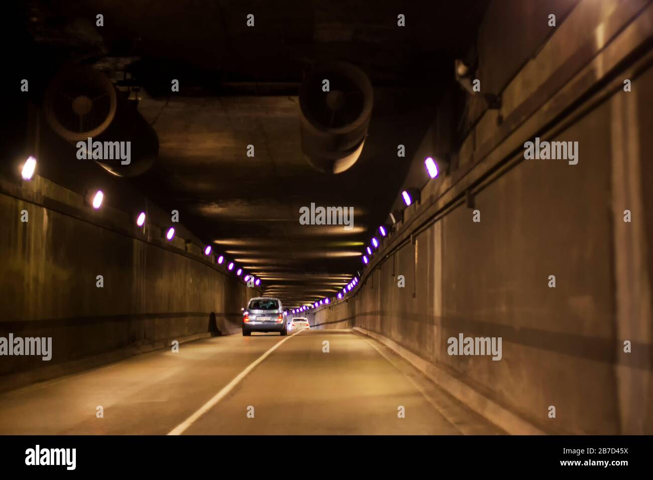 Voiture dans le tunnel de l'autoroute Banque de photographies et d’images à haute résolution - Alamy