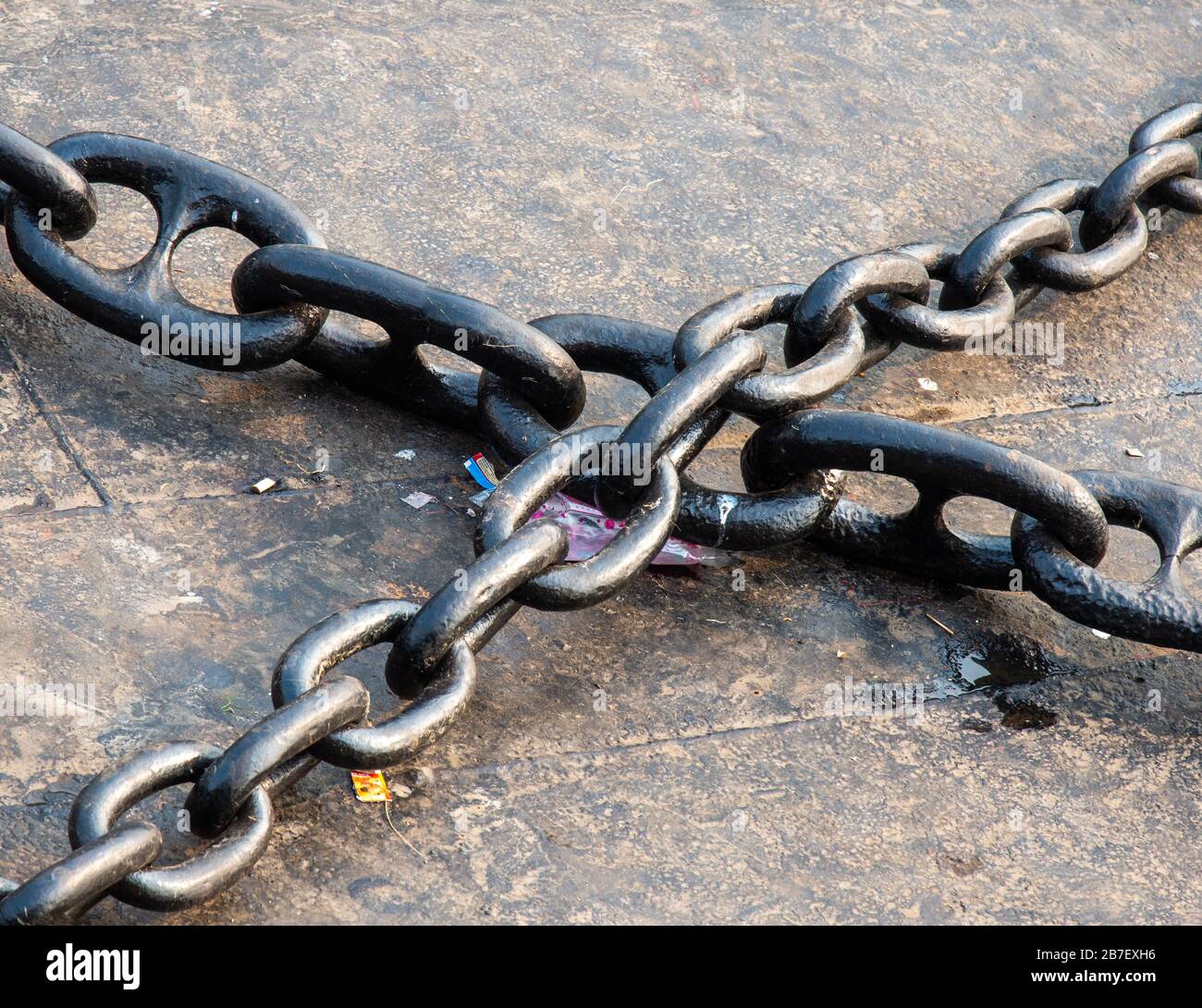 Metal chains Banque de photographies et d’images à haute résolution - Alamy