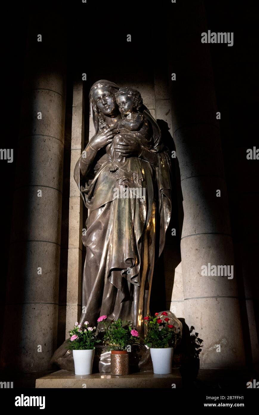 Statue de la Vierge Marie avec bébé Jésus à la basilique du Sacré-coeur ...