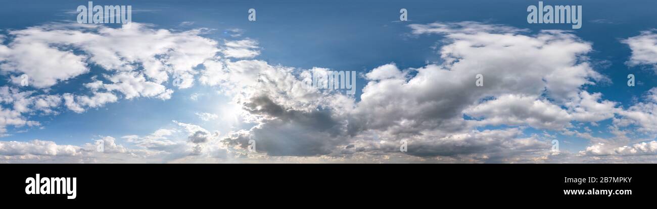 Panorama hdri transparent vue d'angle à 360 degrés ciel bleu avec de beaux nuages de cumulus ...